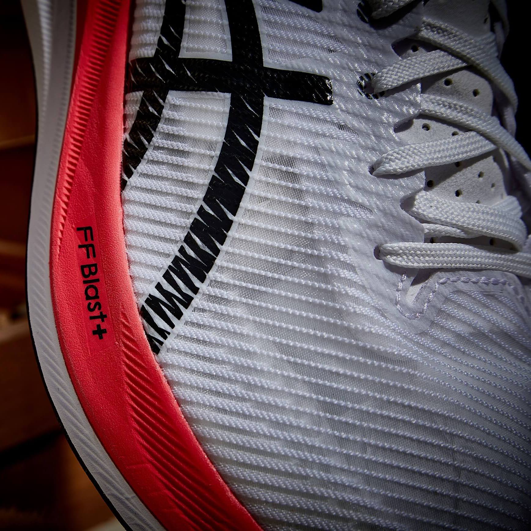 feature-asics-magic-speed-3-running-shoe (4) - KENLU.net